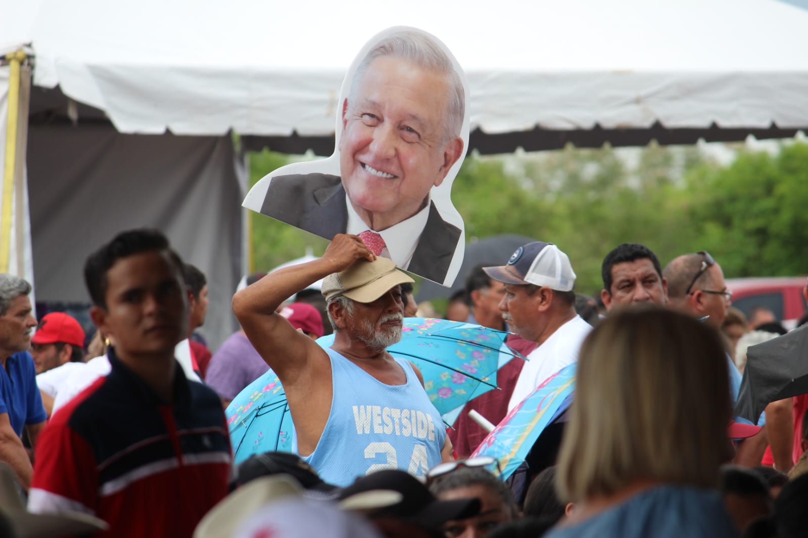Habitantes Del Sur De Sinaloa Acuden A Matadero Para Despedirse De Amlo 6874